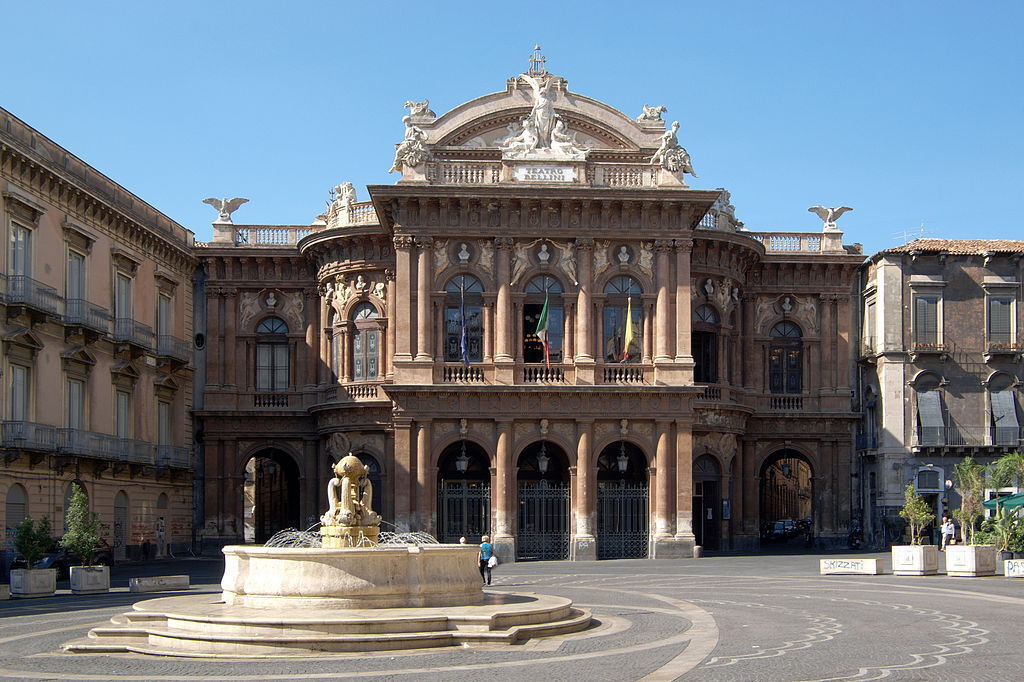 Admirez le luxueux monument du Teatro Massimo Bellini à Catane