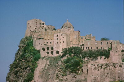 Visitez le splendide chateau aragonais, érigé sur l'île d'Ischia